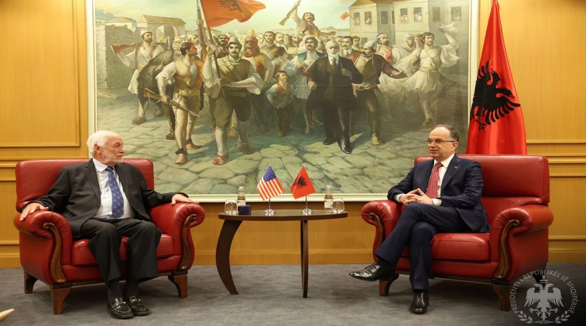 Kryetari i Shqipërisë, Bajram Begaj, priti në një takim Këshillin e ...