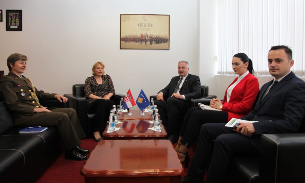 Ministri i Mbrojtjes, Rrustem Berisha, priti në takim ambasadoren e ...