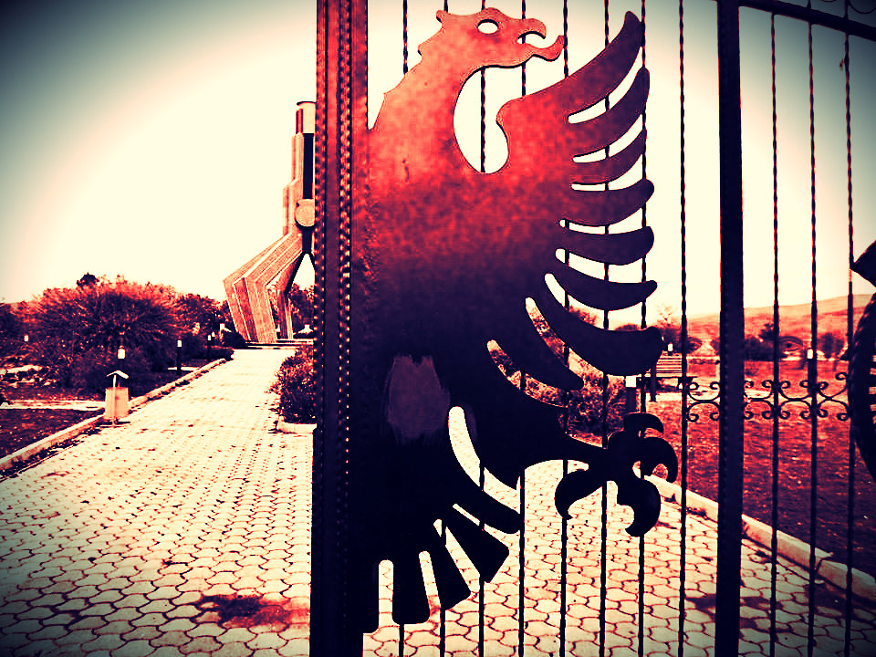 Rufki Suma: 29 Gushti-Dita e Dëshmorëve të Hanit të Elezit - Radio ...