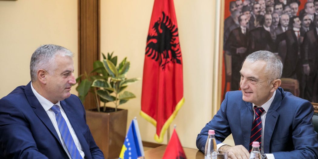 Ministri i Forcës së Sigurisë së Kosovës, Rrustem Berisha, po qëndron ...