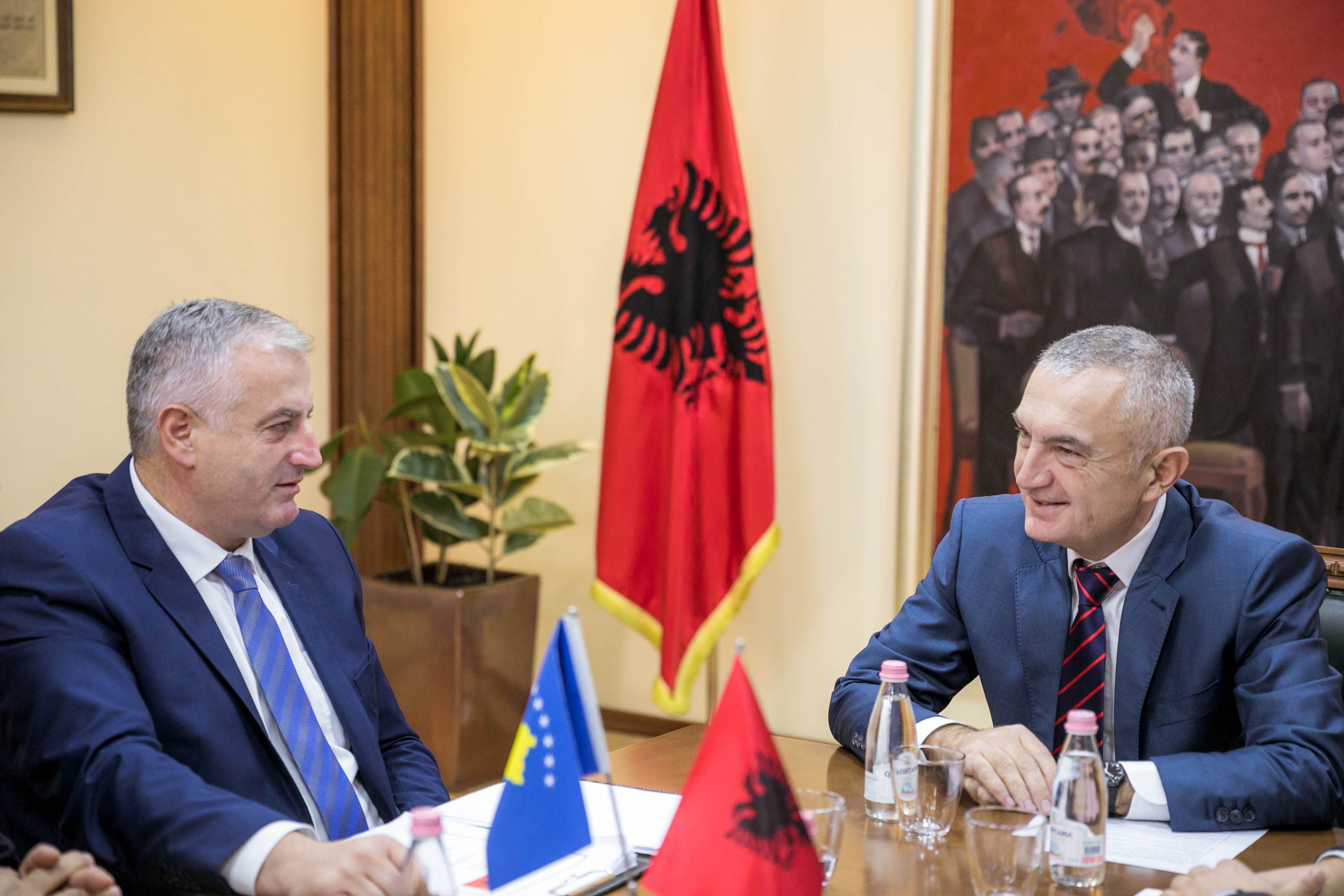 Ministri i Forcës së Sigurisë së Kosovës, Rrustem Berisha, po qëndron ...