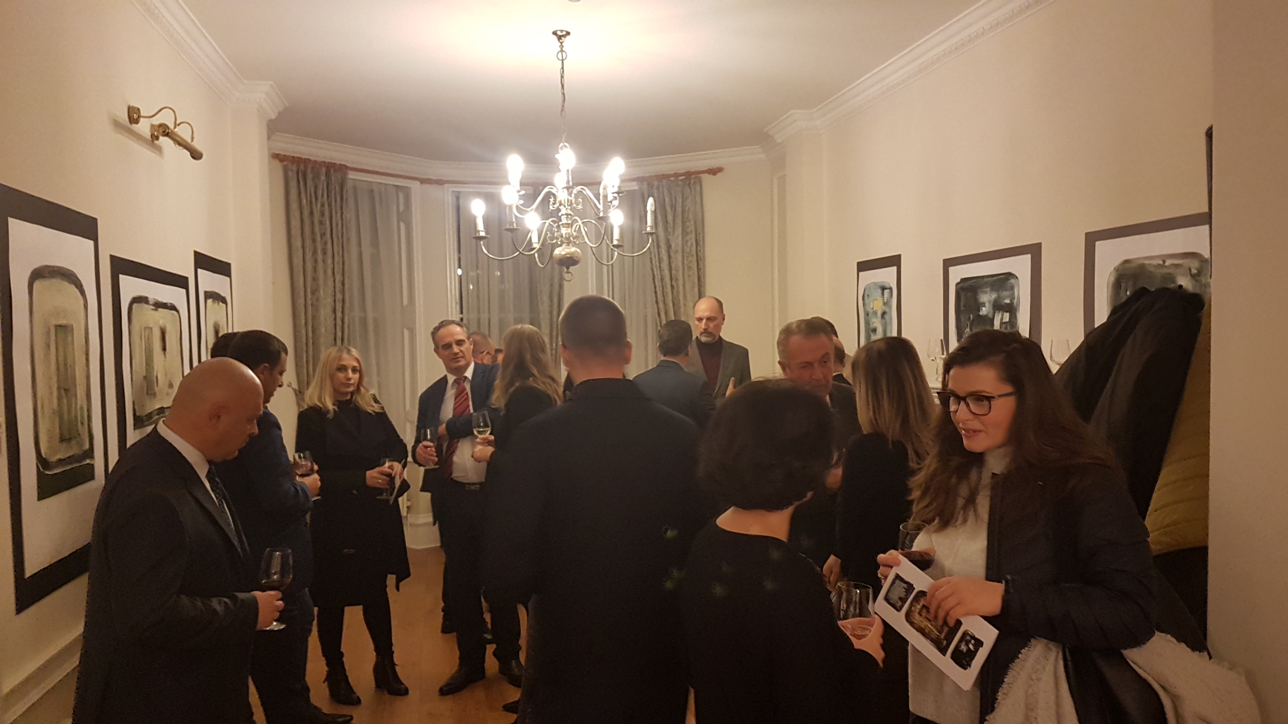 Mervan Mustafa sot shpalosi ekspozitën e tij në Londër - Radio Kosova e ...