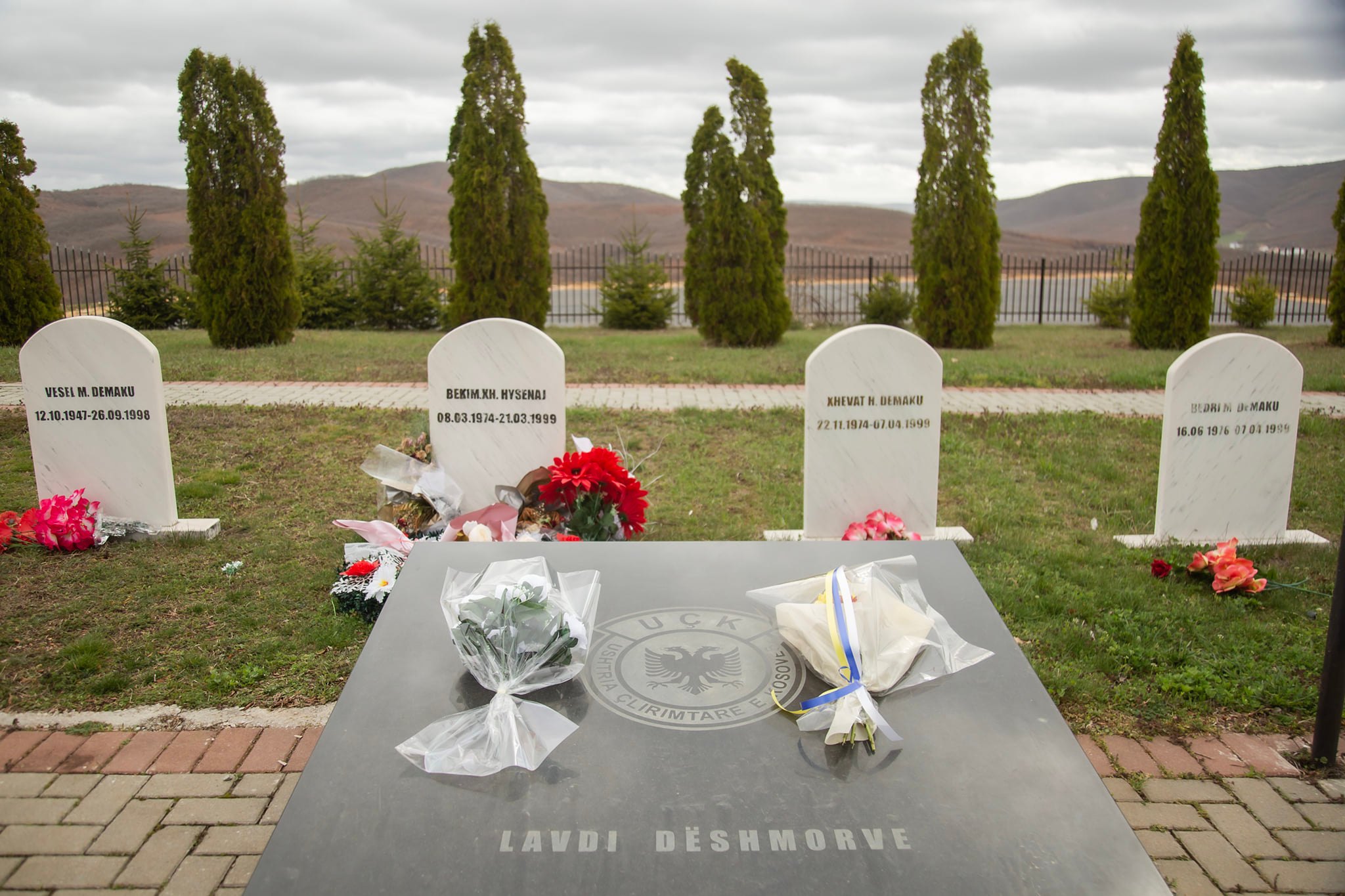 Në 23-vjetorin e rënies u përkujtuan dëshmorët: Xhevat Demaku, Bedri ...