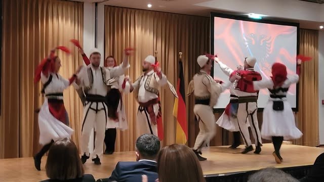 Isuf Bytyçi: Festa e festave, 28 nëntori – Dita e Flamurit - Radio ...