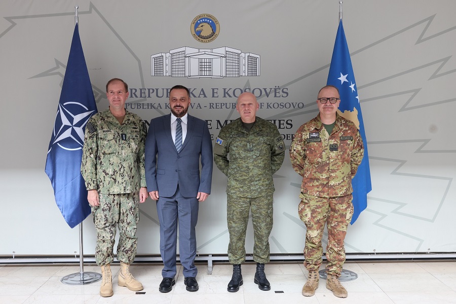 Ministri i Mbrojtjes, Ejup Maqedonci dhe gjeneral, Bashkim Jashari ... Ministri i Mbrojtjes, Ejup Maqedonci dhe gjeneral, Bashkim Jashari ...