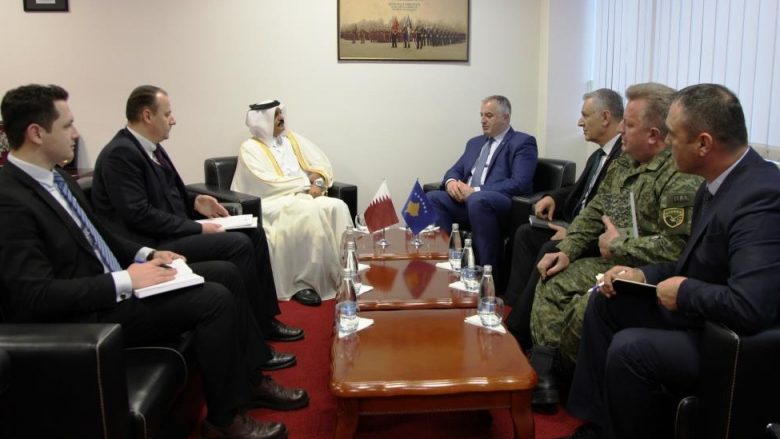 Ministri i Mbrojtjes, Rrustem Berisha priti në takim ambasadorin e ...