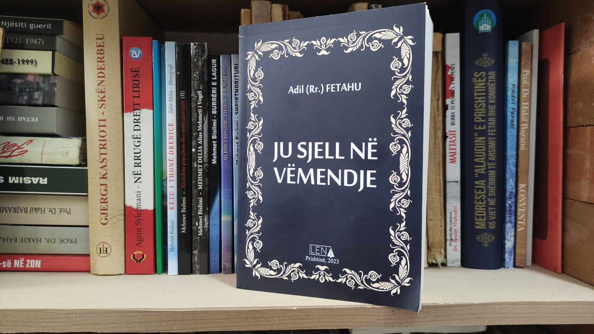 Doli nga shtypi libri publicistik: “U sjell në vëmendje”, i autorit ...