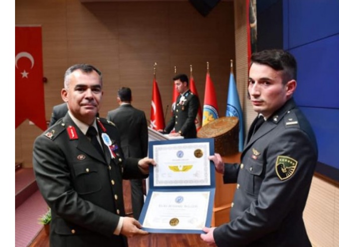 Ushtari i FSK-së, Atdhe Hasani, e përfundon shkollimin profesional për ...