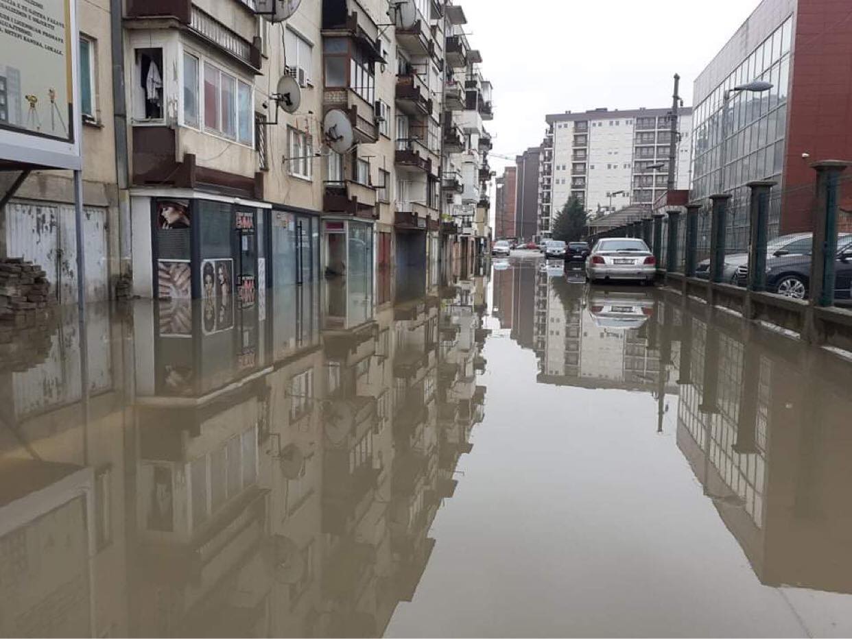 PDK-Fushë Kosovë: Uji i kanalizimit dhe shiut vërshon rrugën në Bresje ...