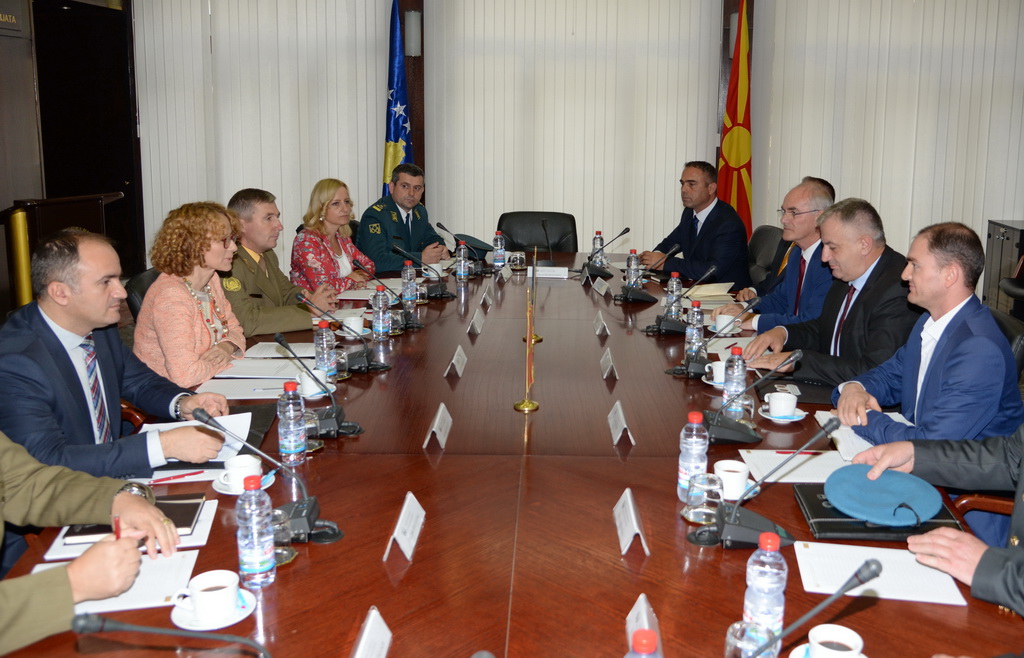 Ministri Rrustem Berisha viziton Ministrinë e Mbrojtjes të Republikës ...