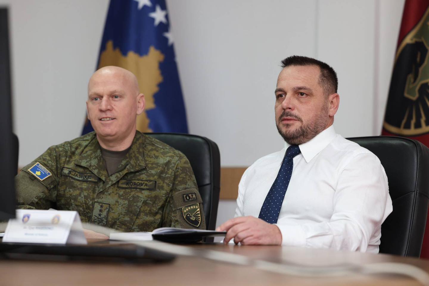 Ministri, Ejup Maqedonci dhe komandanti i FSK-së Bashkim Jashari, morën ... Ministri, Ejup Maqedonci dhe komandanti i FSK-së Bashkim Jashari, morën ...