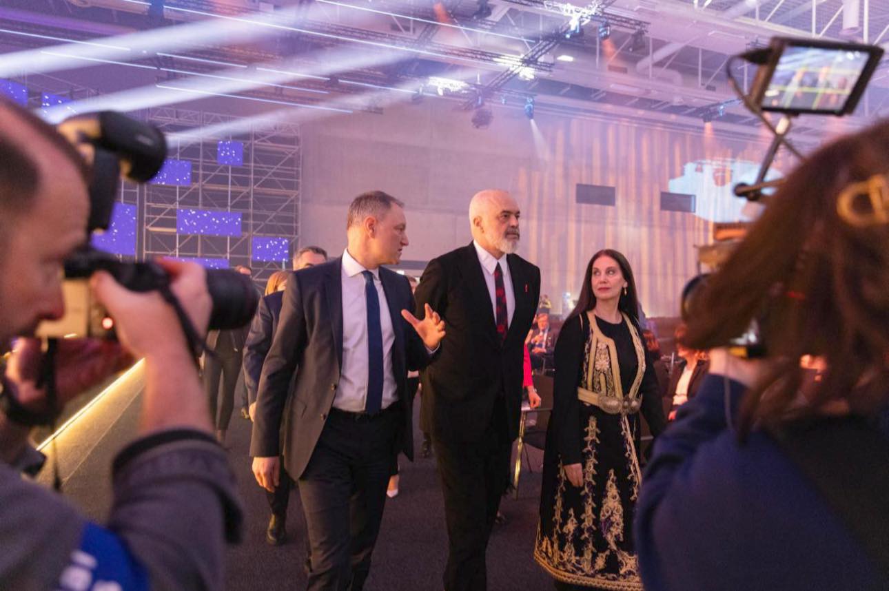 Edi Rama: Mbështetje financiare për 50 mësues shqiptarë në Greqi ... Edi Rama: Mbështetje financiare për 50 mësues shqiptarë në Greqi ...