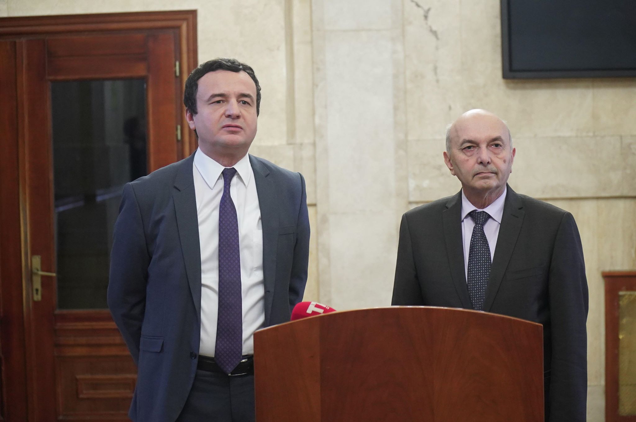 Lëvizja Vetëvendosje dhe Lidhja Demokratike e Kosovës nënshkruajnë ... Lëvizja Vetëvendosje dhe Lidhja Demokratike e Kosovës nënshkruajnë ...