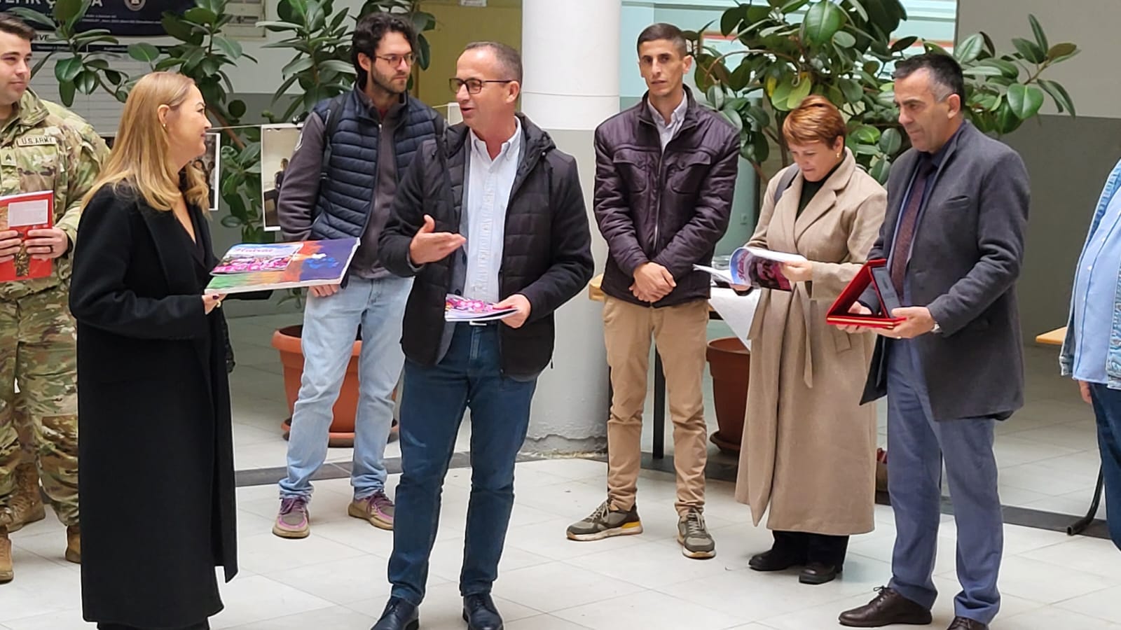 Në shkollën Tefik Çanga në Ferizaj u hapë ekspozita me fotografi ...