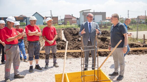 Vëhet gurthemeli i sallës sportive në shkollën "Astrit Bytyqi" - Radio ...