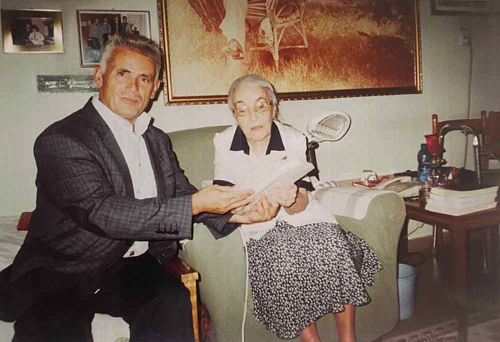 Prof. Agim ZOGAJ: Histori e anatemuar: Bashkëbisedim me Nexhmije Hoxhën ...