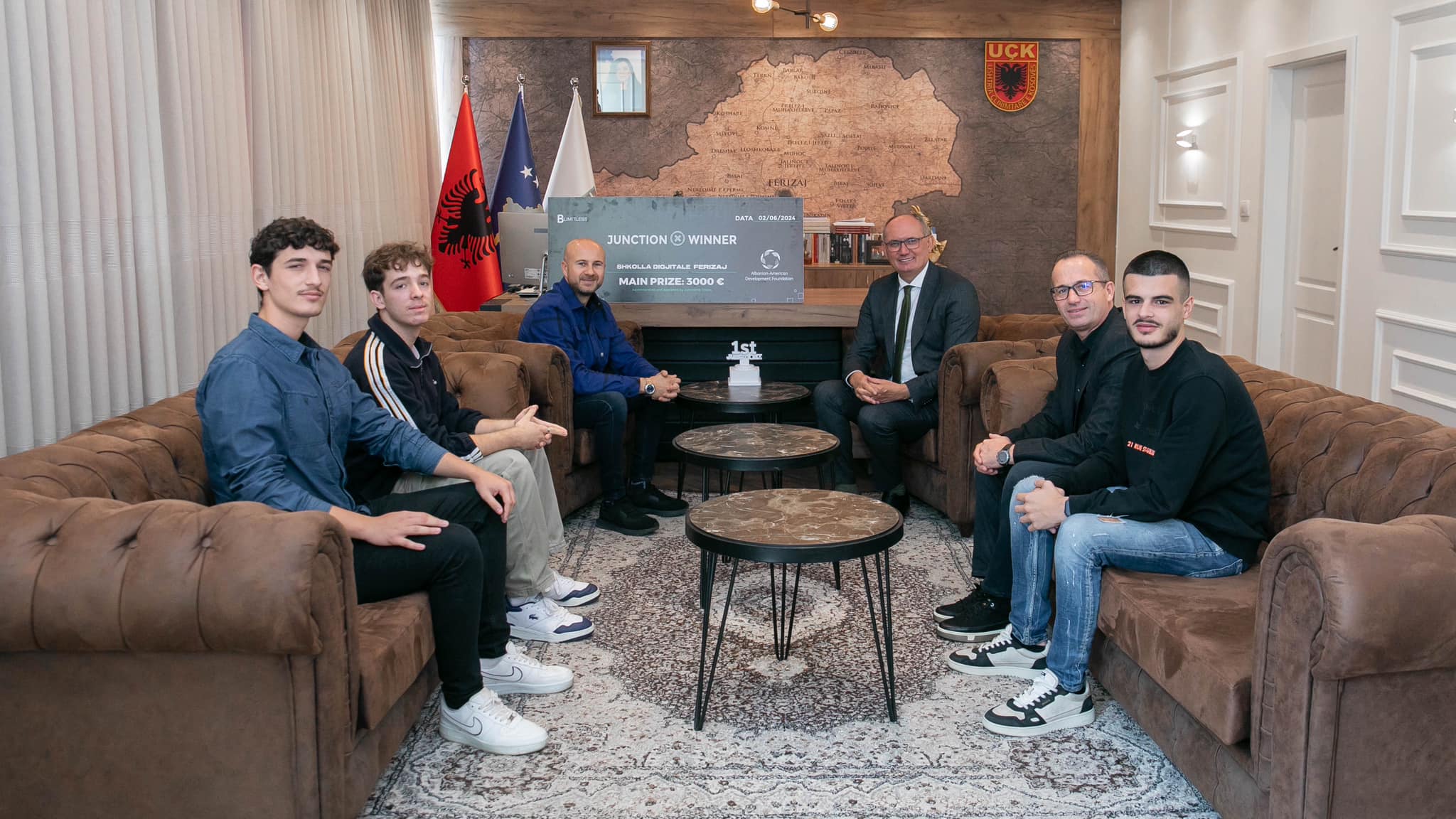 Kryetari Aliu priti në takim ekipin nga Shkolla Digjitale në Ferizaj që ...