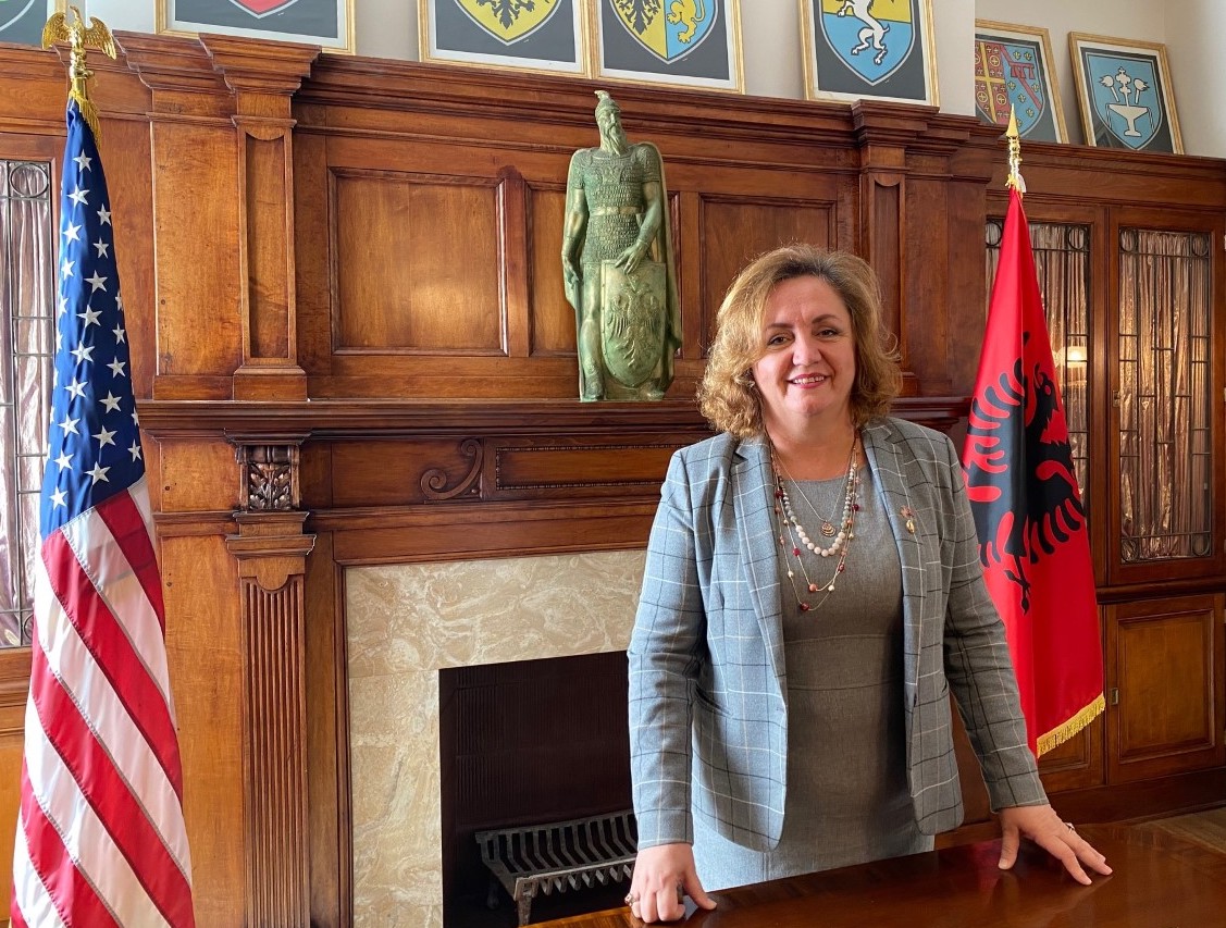 Ambasadorja e Shqipërisë në Shtetet e Bashkuara, Floreta Faber, ka ...