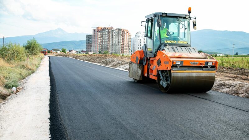 Asfaltohet bypass-i i përkohshëm rrugor prapa Palestres se Sporteve ...