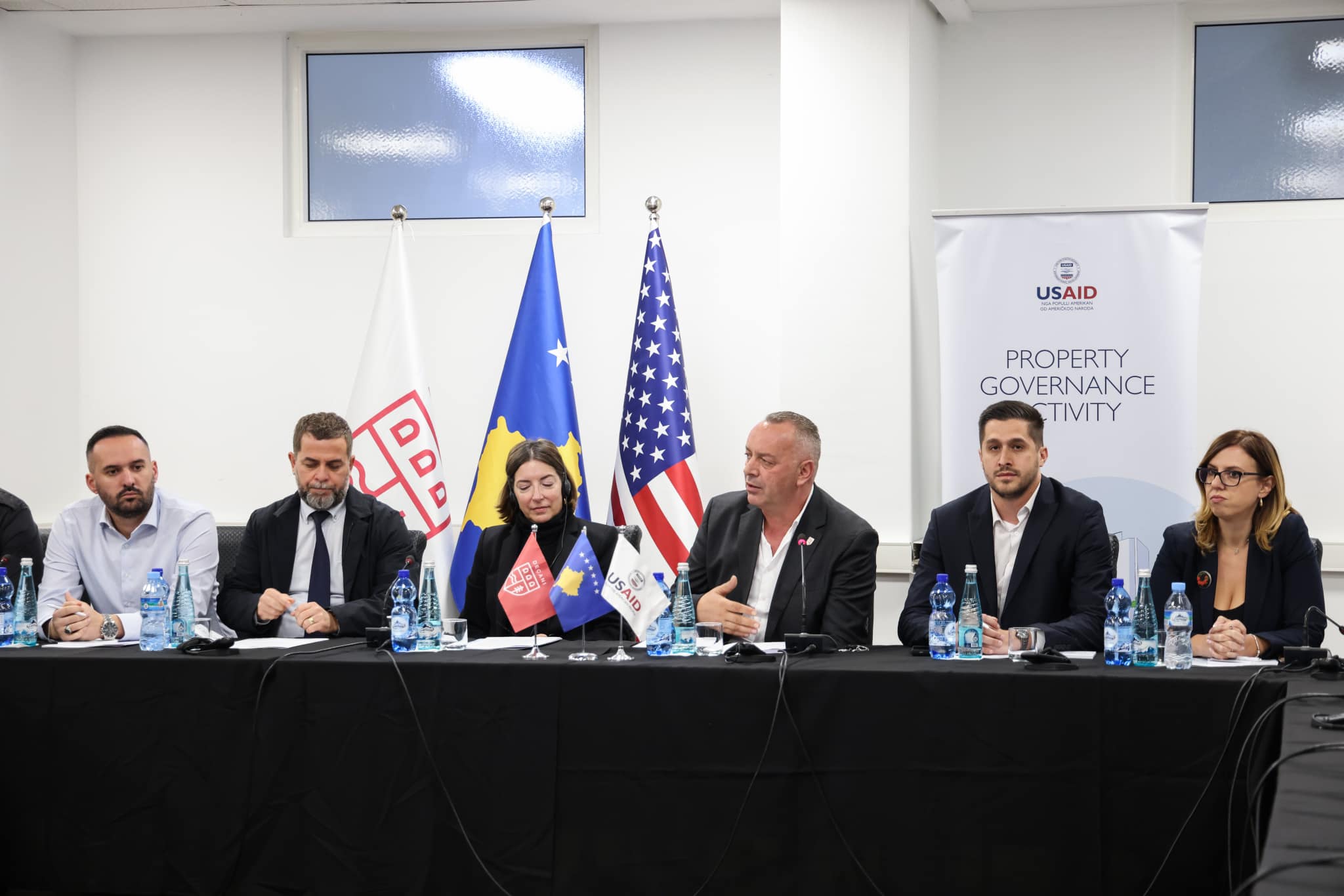 Në Deçan u mbajt takimi i parë për themelimin e Këshillit Publik-Privat ...