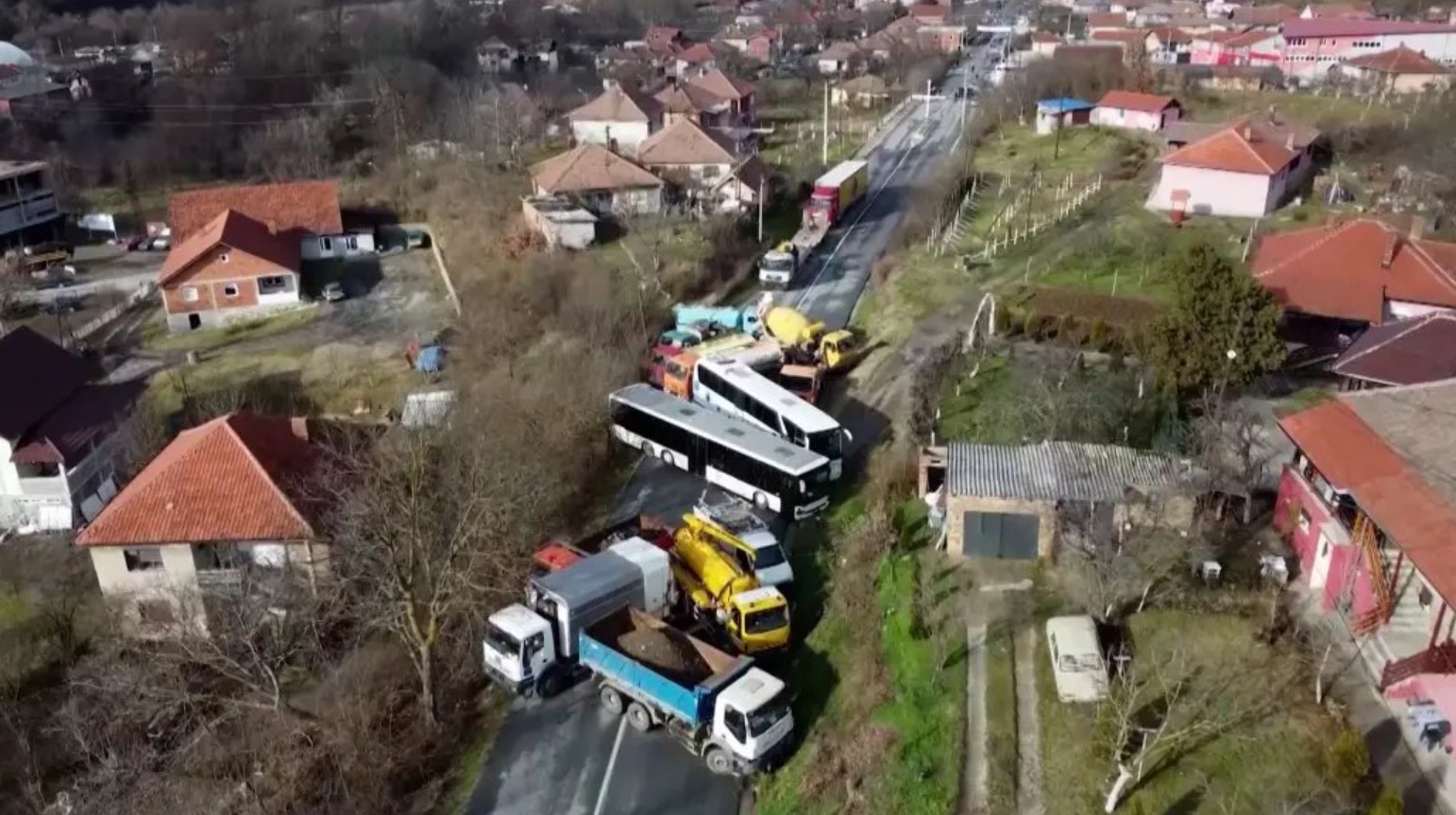 Lirohet pika kufitare në Merdare, pasi autoritetet e Kosovës pranuan ...