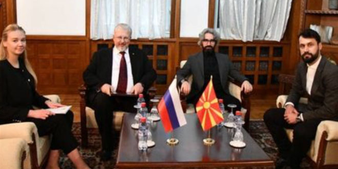 Ambasadori i Rusisë, në Shkup, Sergej Bezdnikin hyri në Kuvend dhe ...