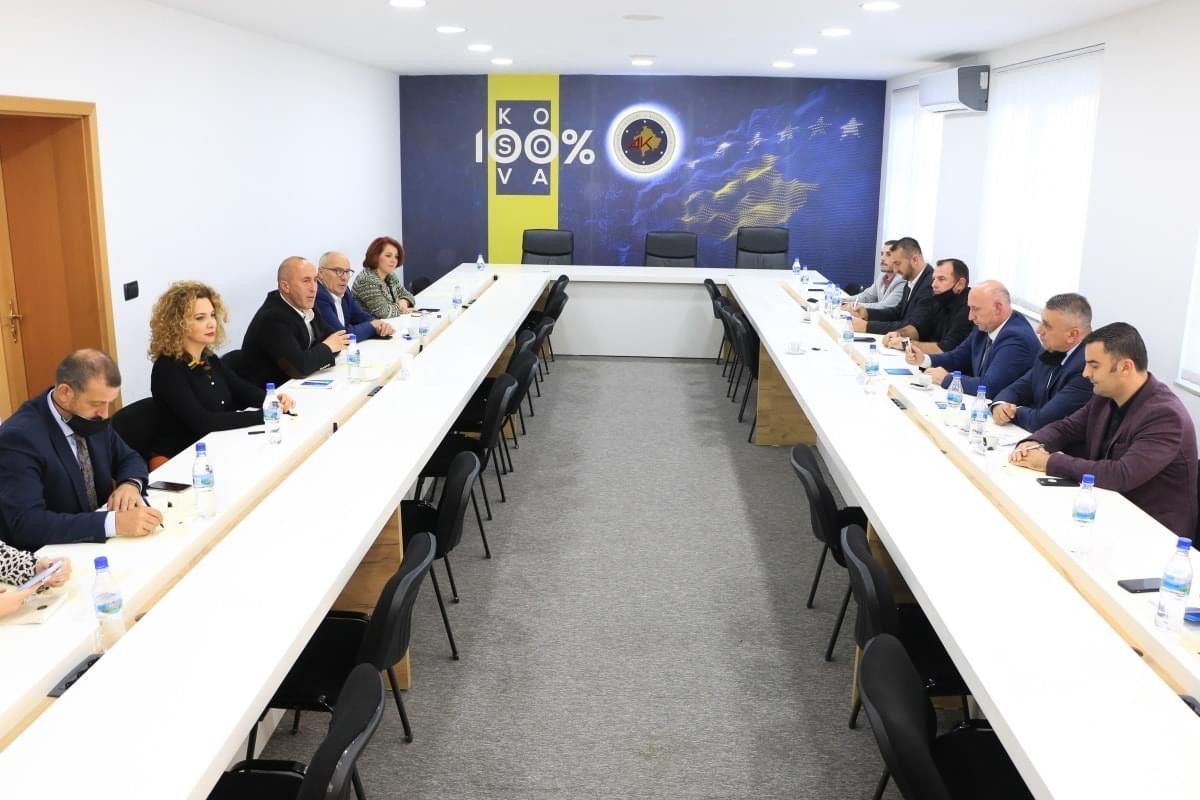 Kryetari i AAK-së, Ramush Haradinaj takon strukturat e partisë në Klinë ... Kryetari i AAK-së, Ramush Haradinaj takon strukturat e partisë në Klinë ...