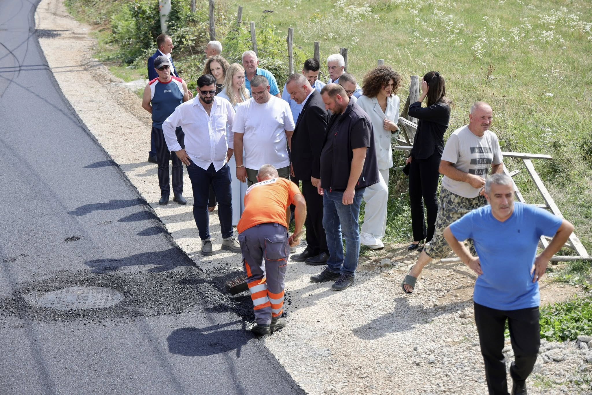 Në Drenoc filluan punimet në kuadër të projektit “Asfaltimi i rrugëve ...