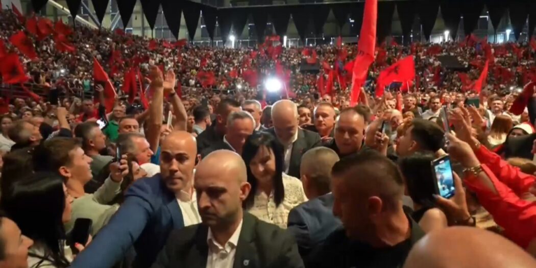 Ilir Demalia; Edi Rama Ngriti 10 mijë flamuj shqiptarë, në pallat ...