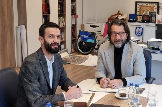 Deputeti i Vetëvendosjes, Eman Rrahmani, përkrah kryetarin e Komunës së ...