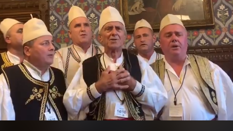 Flet “Mjeshtri i Madh”, Marshalli i këngës labe Golik Jaupi. Kuvendi i ...