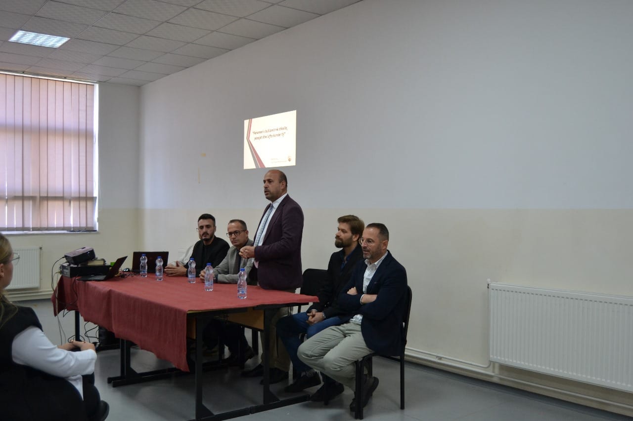 Në SHFMU "Jeta e Re" në Greme u hap cikli i ligjeratave "Fenomeni i ...