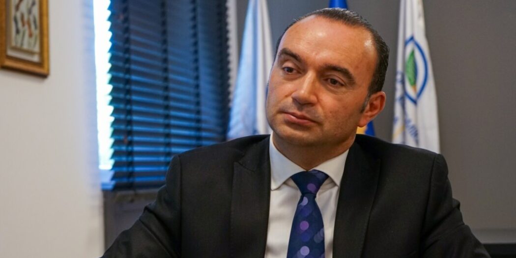 Kryetari i OEK- ut, Lulzim Rafuna, kritikoi mënyrën se si Qeveria e ...
