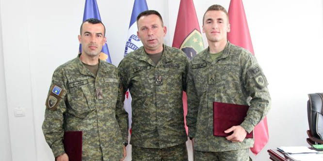 Gjeneral Rama përgëzoi ushtarët e FSK-së që zunë vendin e parë në garën ... Gjeneral Rama përgëzoi ushtarët e FSK-së që zunë vendin e parë në garën ...