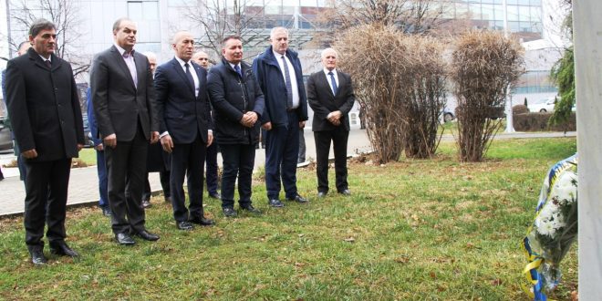 Ministri, Rrustem Berisha, mori pjesë në përkujtimin e Holokaustit të ...