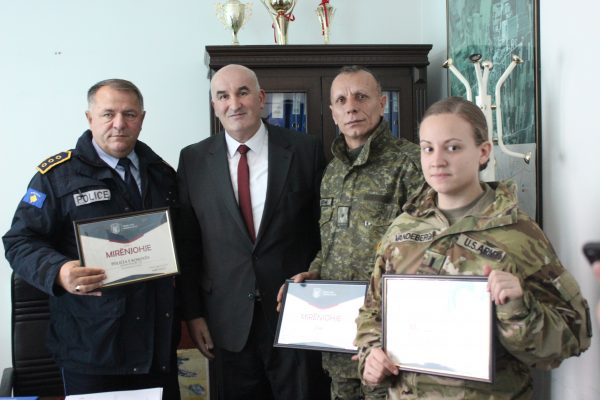 Kryetari Haliti nderoi me mirënjohje FSK-në, Policinë dhe KFOR-in ... Kryetari Haliti nderoi me mirënjohje FSK-në, Policinë dhe KFOR-in ...