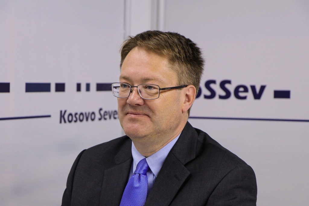 Ambasadori anglez, Nicholas Abbott, tha se korrupsioni ka ulur besimin ...