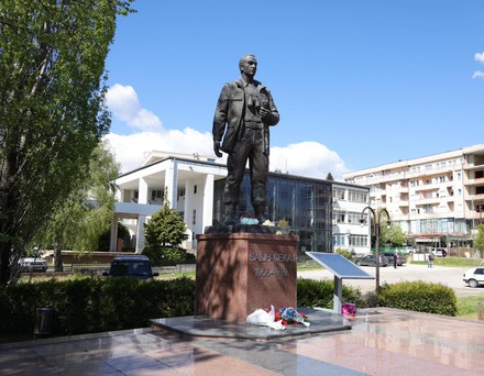 Homazhe në nderim të heroit të kombit Salih Çekaj në Deçan dhe heroit ...