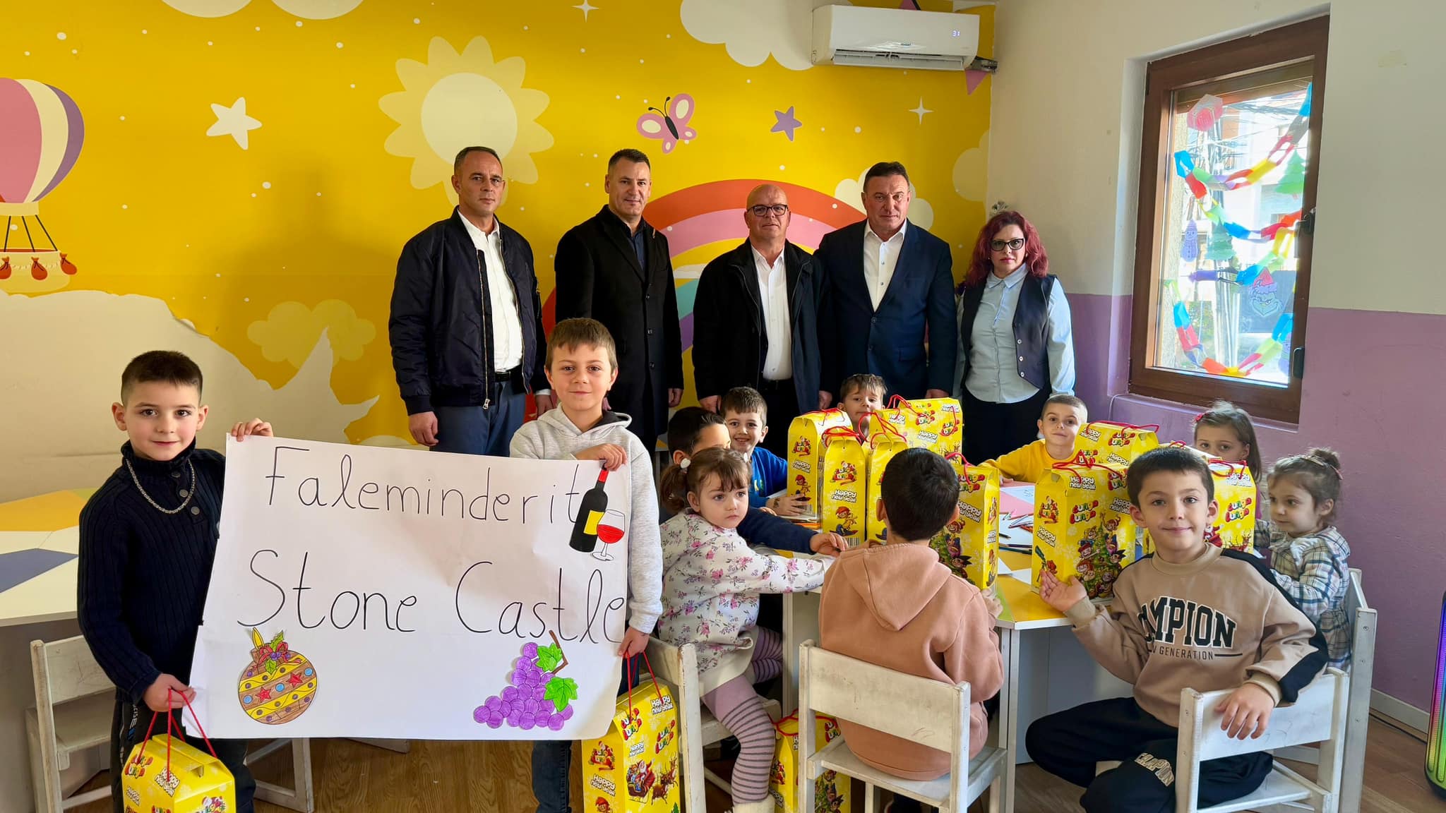 "STONE CASTLE" bën shpërndarjen e dhuratave për fëmijët me kujdes ditor ...