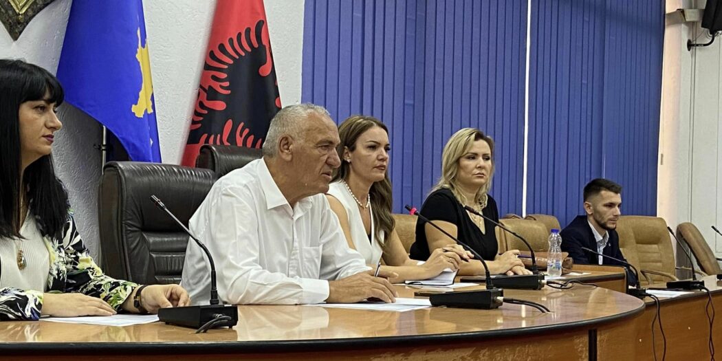 KPF bashkë me kryesuesin e Kuvendit, Xhavit Zariqi, kanë mbajtur ...