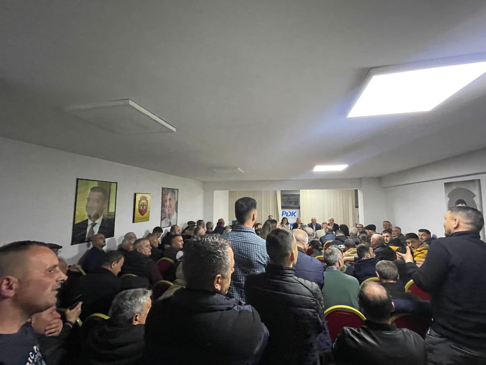 Salla në Besianë ishte e vogël për t’i zënë anëtarë e simpatizantët e ...