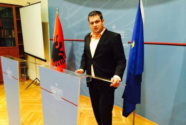 Andin Hoti, djali i veprimtarit, Ukshin Hoti synon të jetë zë i ...