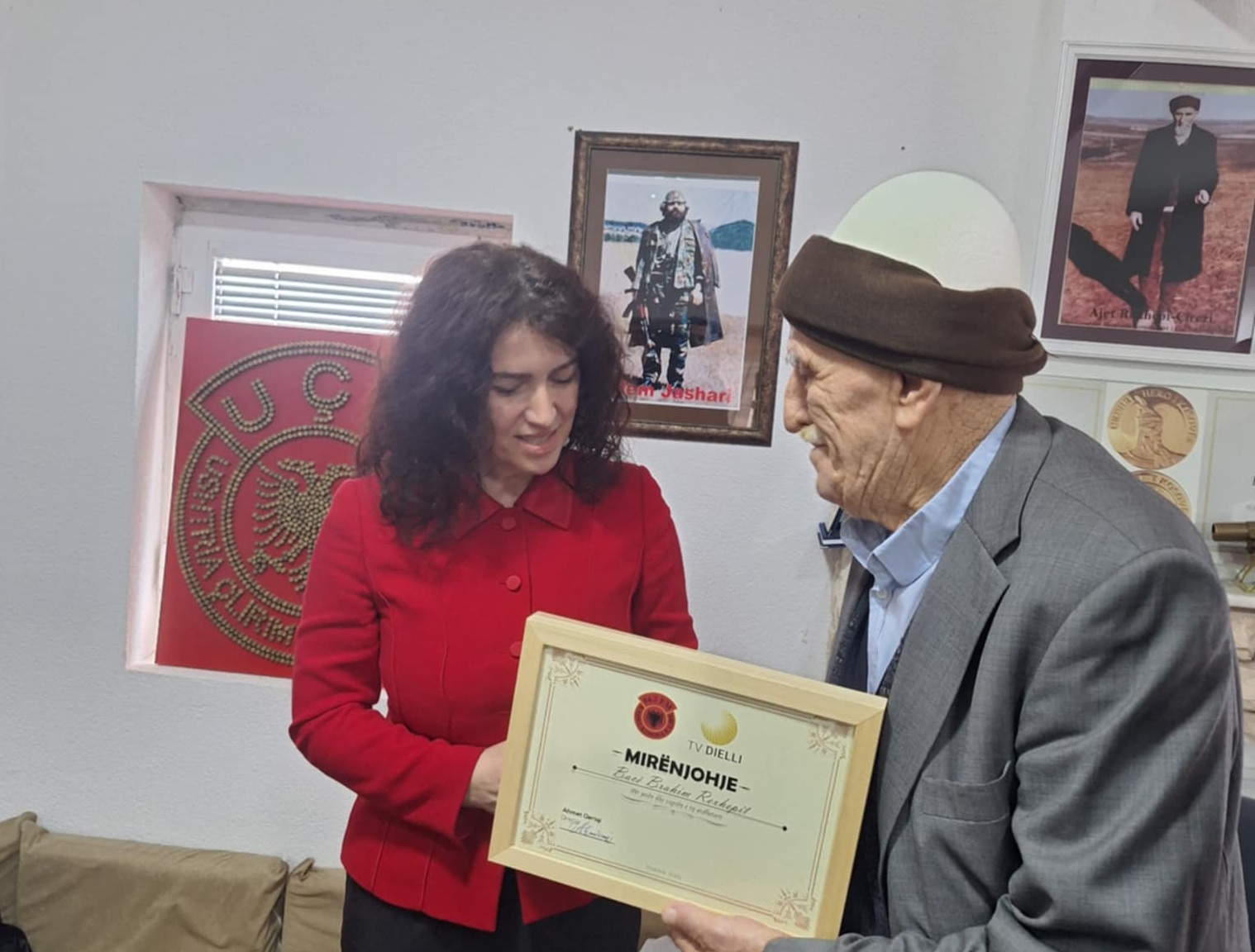 RKL dhe TV Dielli, i kanë ndarë Mirënjohje familjes emblematike të Brahim Rexhepit, nga Qirezi i ...