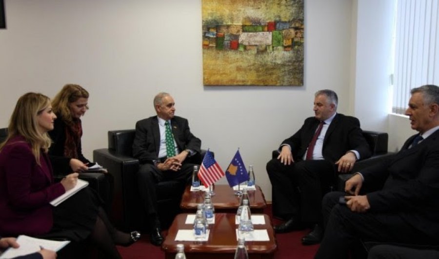 Ministri, Rrustem Berisha priti në takim drejtorin e Qendrës Marshall ...