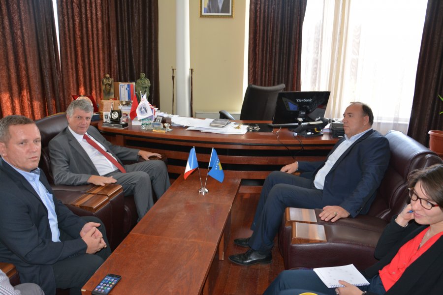 Kryetari i Klinës, Sokol Bashota priti ambasadorin e Francës në Kosovë ...