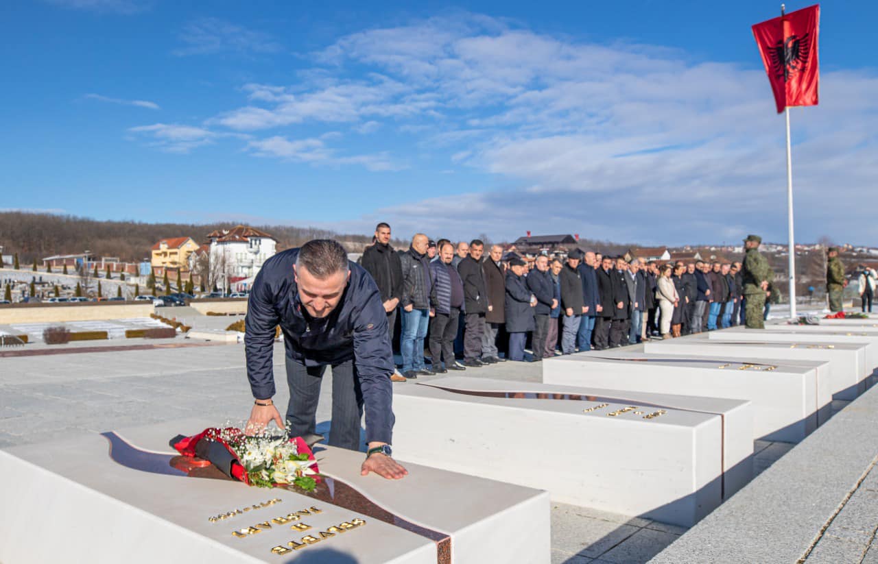 Bekim Jashari përkujton 24 vjetorin e Triumfit të Dytë të familjes ...