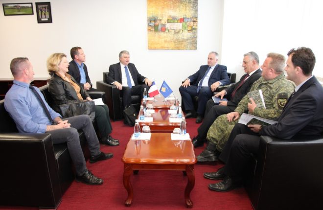 Ministri i FSK-së, Rrustem Berisha prit në takim zyrtar ambasadorin e ...