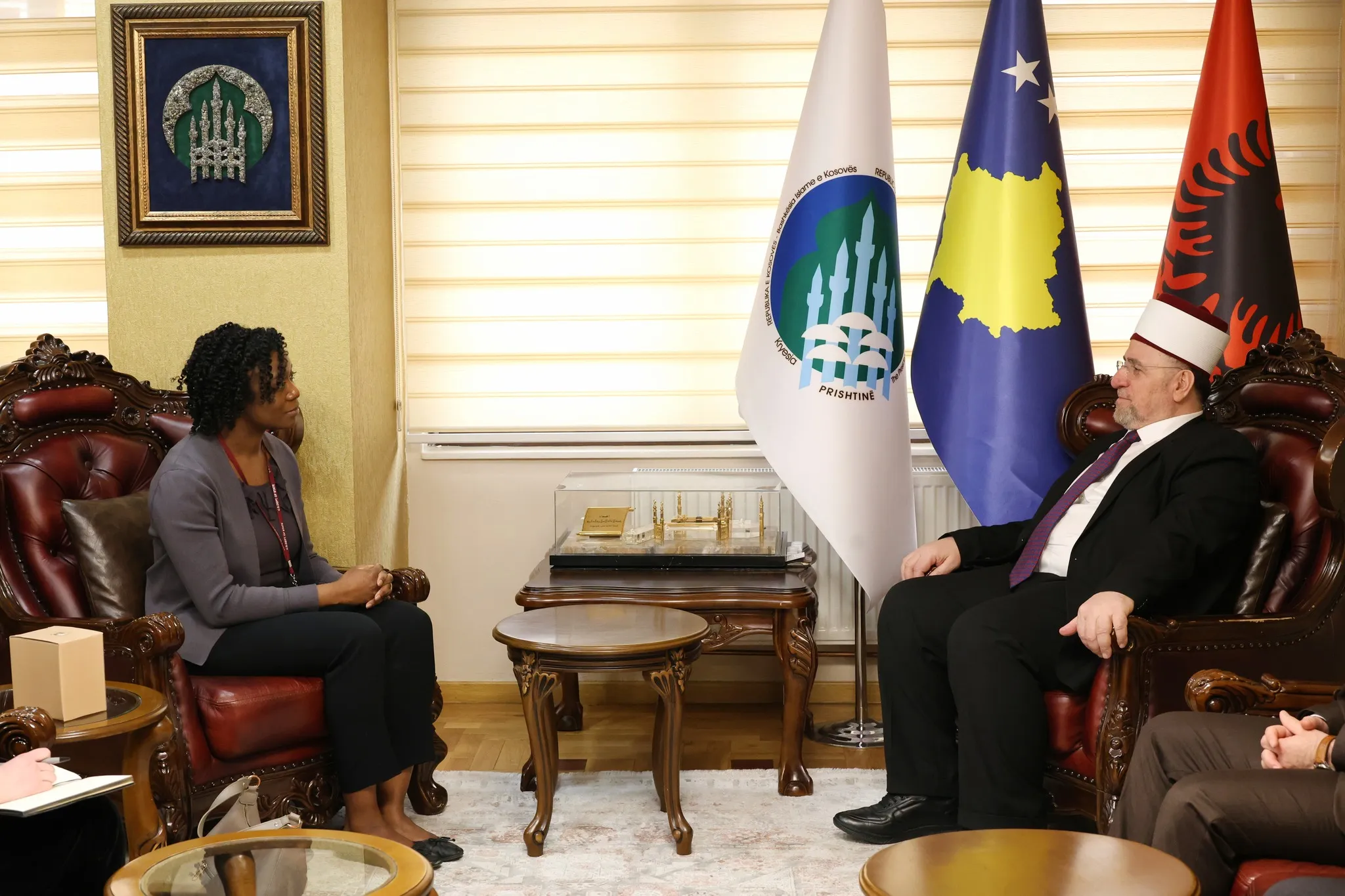 Myftiu Naim Tërnava, ka pritur në takim zyrtaren për çështje politike ...