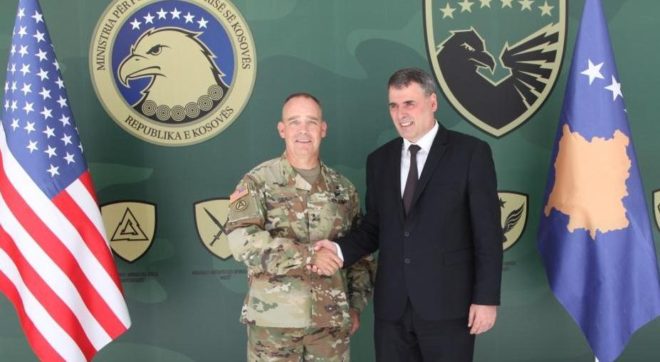 Ministri Demolli priti në vizitë komandantin e Gardës Kombëtare të ...