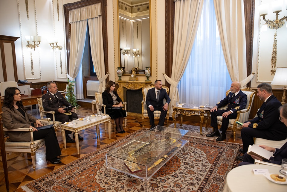 Ministri i Mbrojtjes, Ejup Maqedonci, në krye të një delegacioni po ... Ministri i Mbrojtjes, Ejup Maqedonci, në krye të një delegacioni po ...